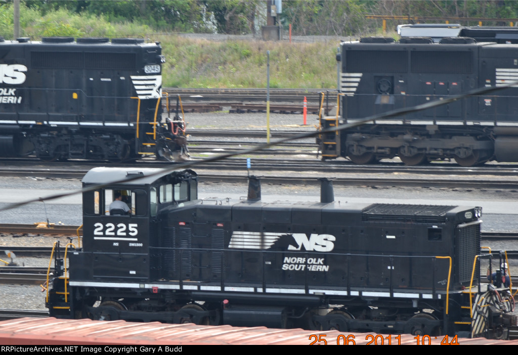 NORFOLK SOUTHERN SW1500 2225